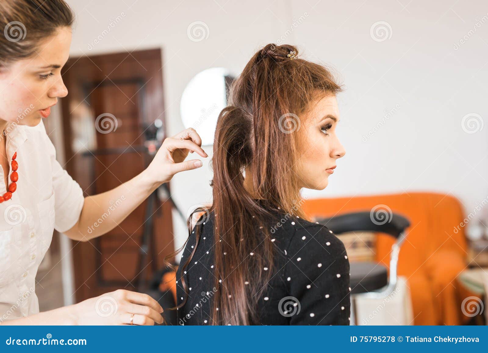 Friseur Coiffeur Macht Frisur Stockfoto - Bild von porträt, haar: 75795278