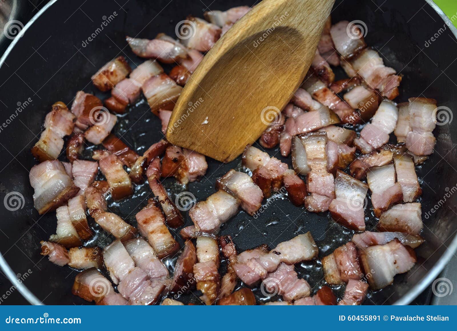 Fritando o bacon imagem de stock. Imagem de bandeja, casa - 60455891