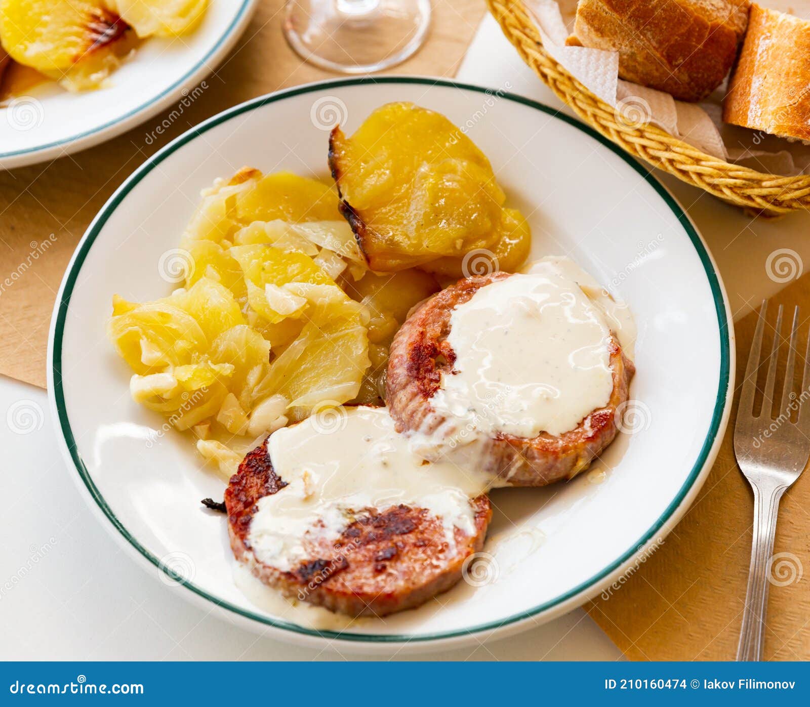 Fritas De Peru Frito Com Repolho Foto de Stock - Imagem de delicioso ...