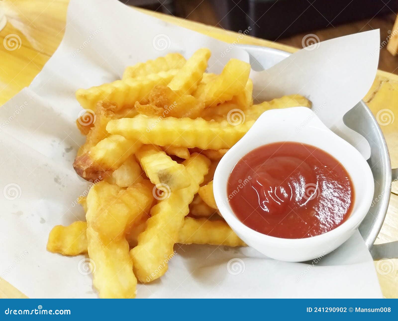 Frites sur street food photo stock. Image du rapide - 241290902