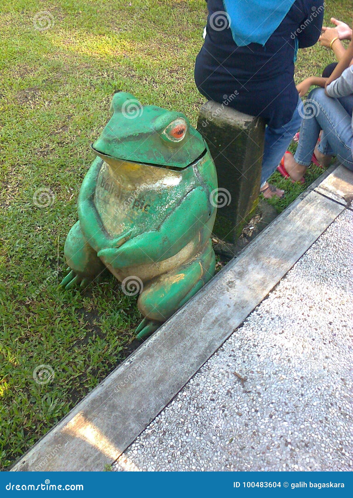 Frog statue editorial stock image. Image of statue, frog - 100483604