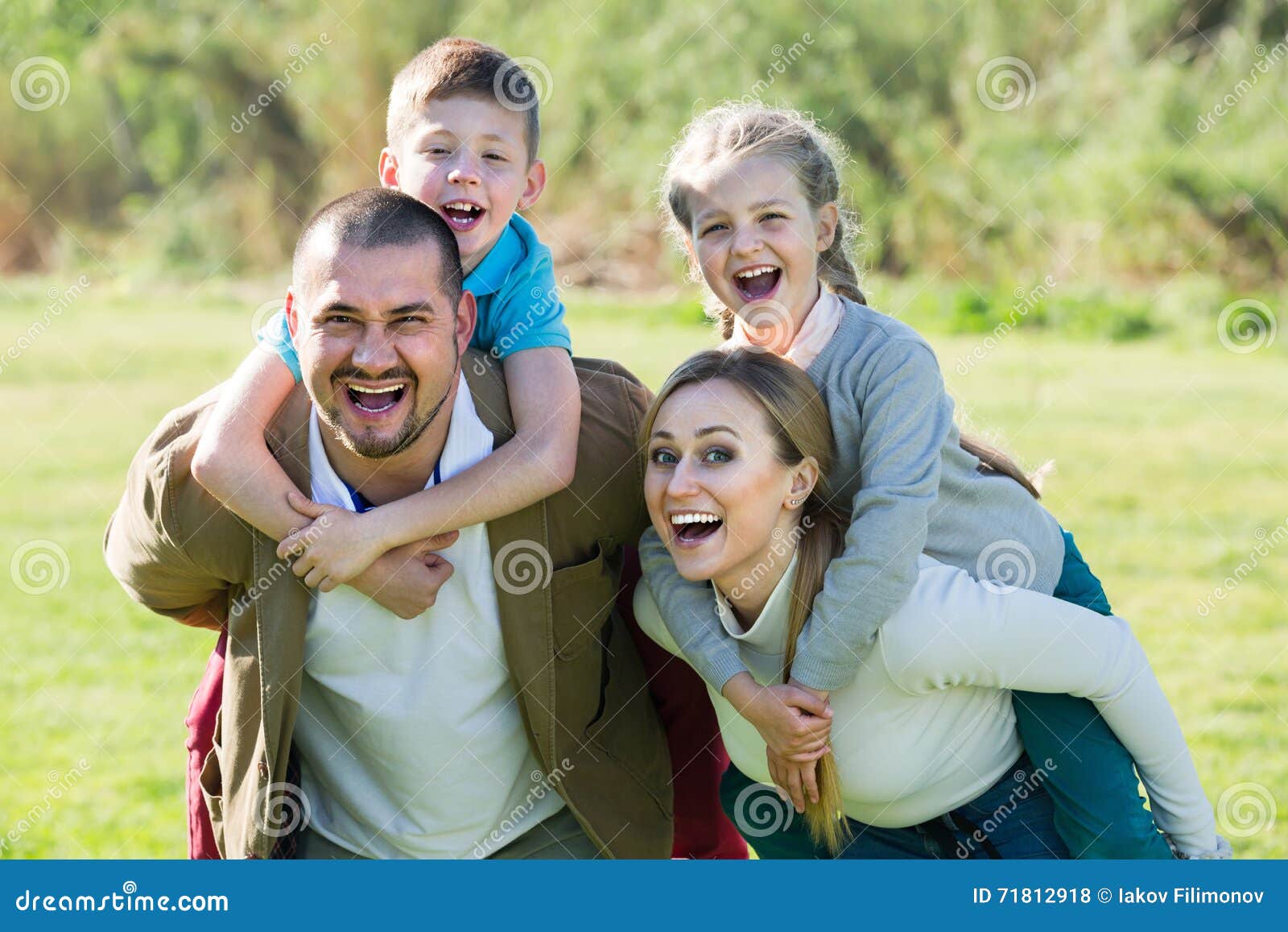 Frohe Eltern Mit Den Kindern Im Freien Stockfoto - Bild von gruppe ...
