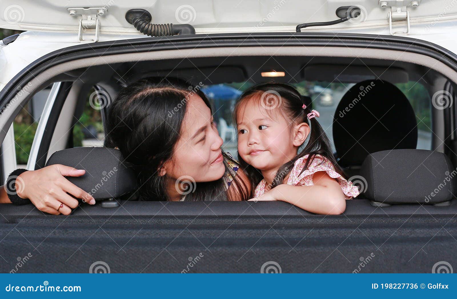 Frohe Festtage Mutter Und Ihre Tochter Im Auto Stockfoto - Bild von ...
