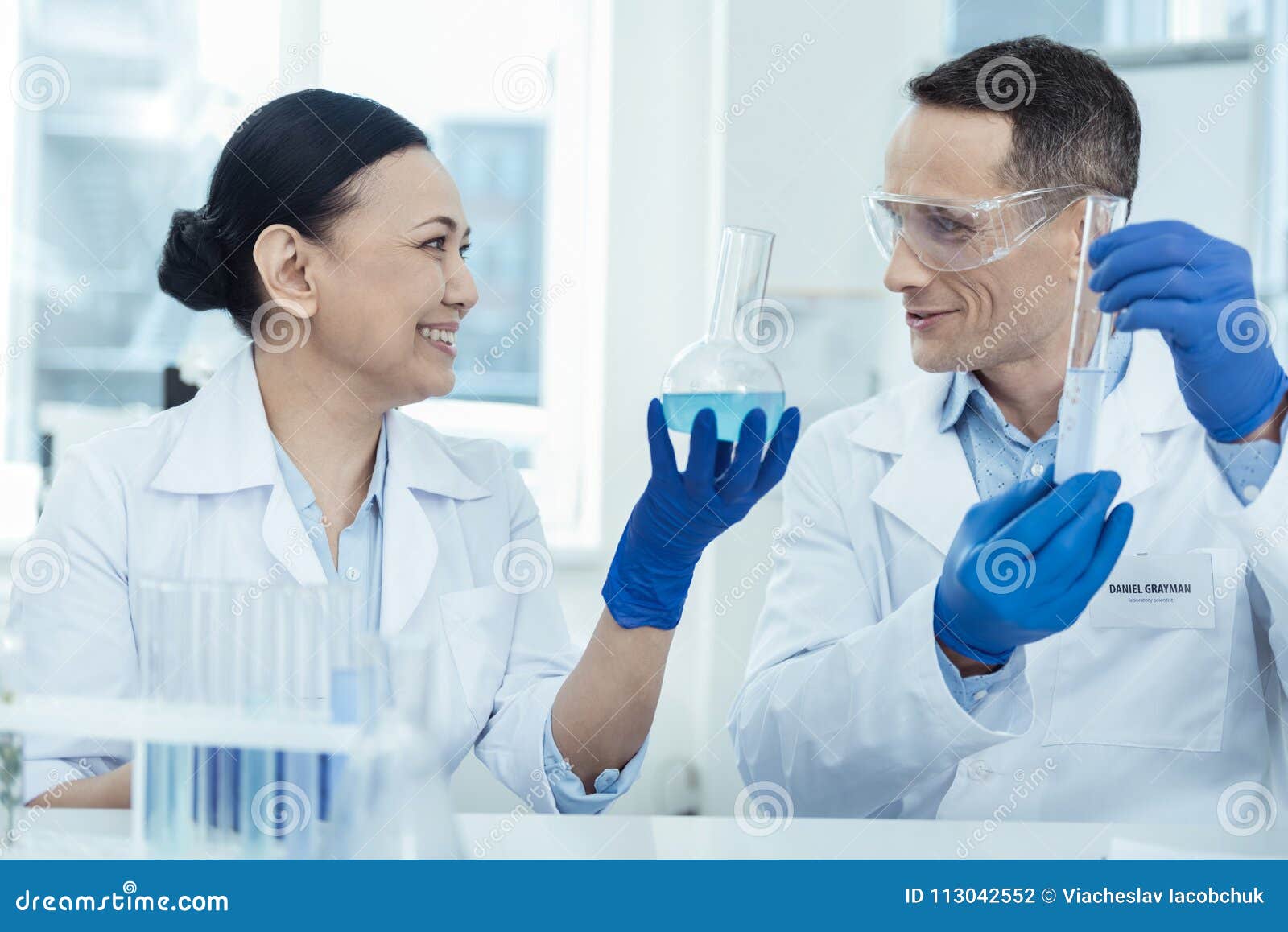 Frohe Forscher, Die Ein Experiment Im Labor Machen Stockfoto - Bild von ...