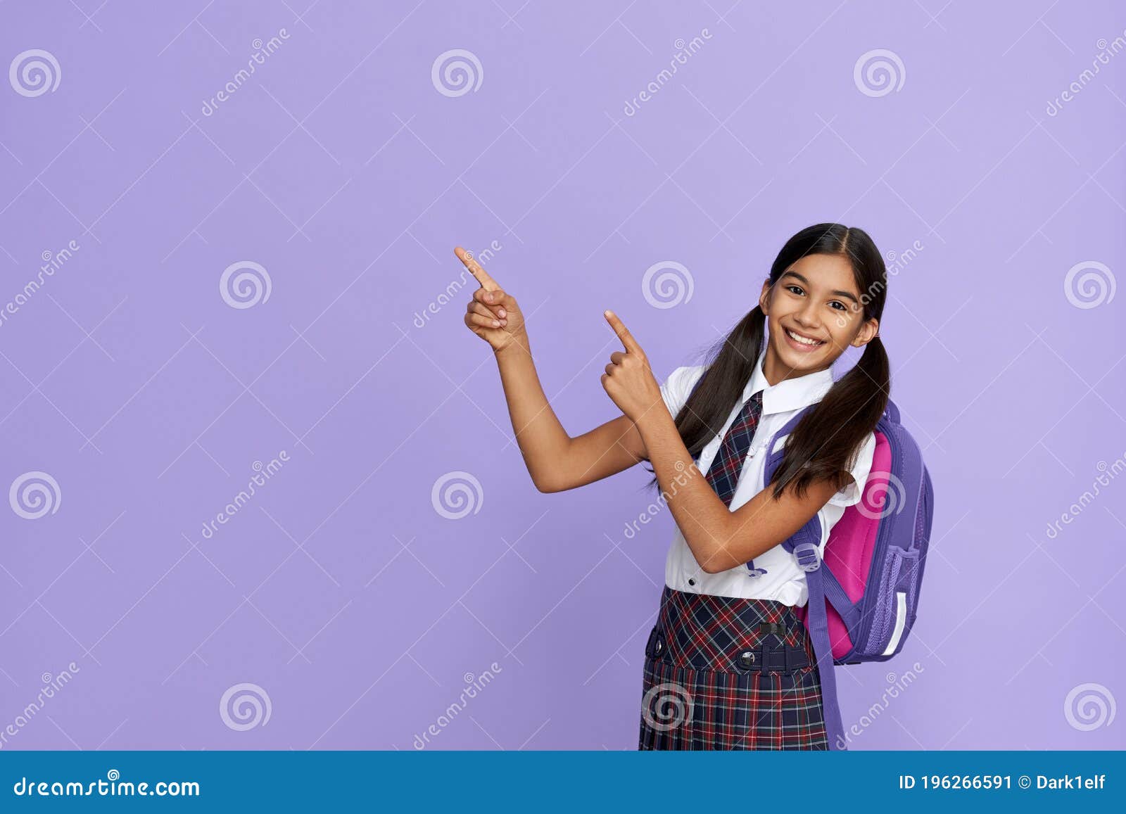 Frohe Indisches Schulmädchen Das Die Werbung Isoliert Auf Violettem