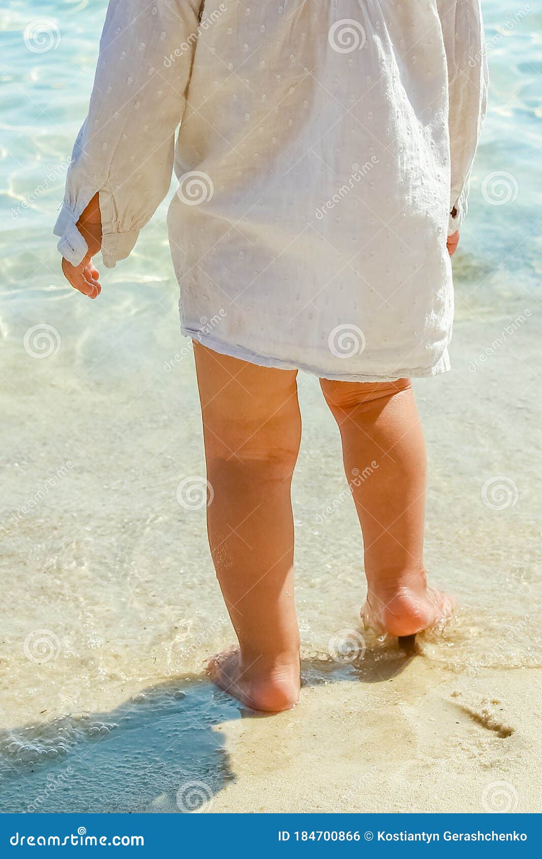 Frohe Kind, Das Durch Das Meer Spielt Stockfoto - Bild von sommer ...