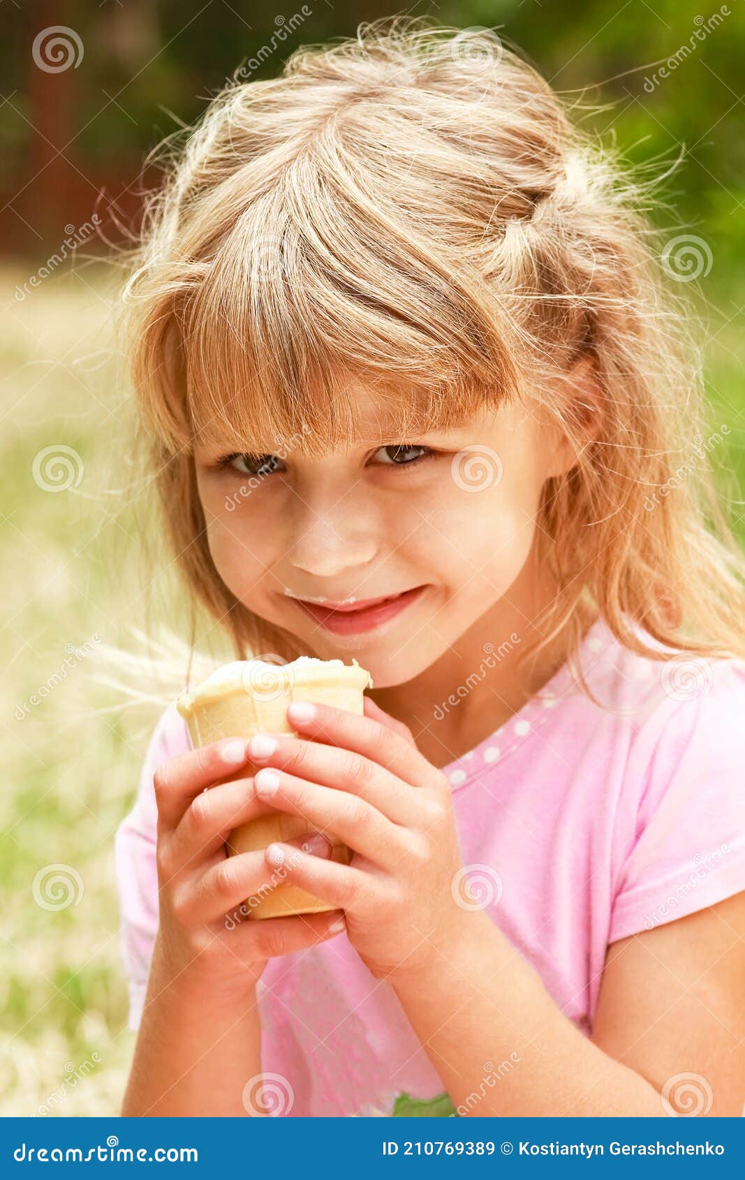 Frohe Kind, Das Im Freien Eiscreme Im Park Essen Stockbild - Bild von ...