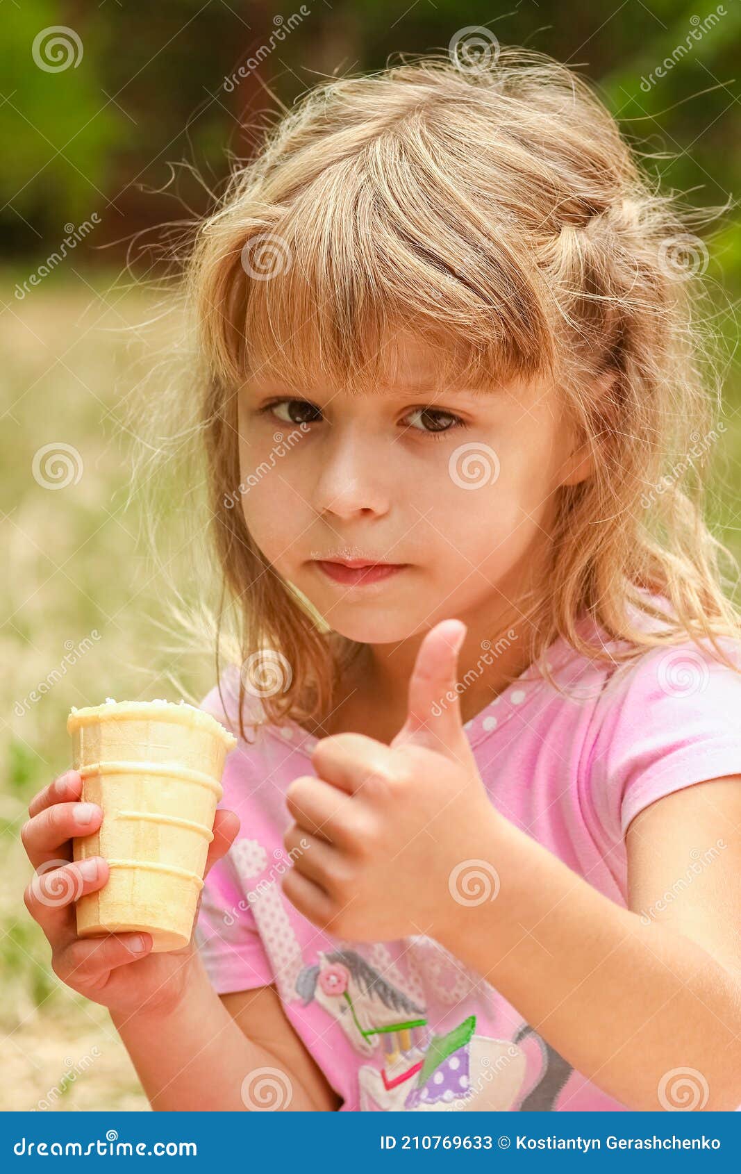 Frohe Kind, Das Im Freien Eiscreme Im Park Essen Stockbild - Bild von ...