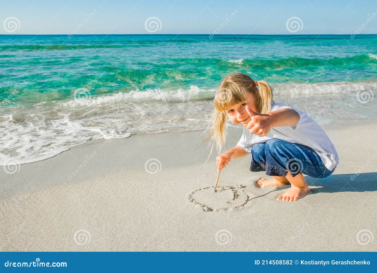 Frohe Kind Durch Das Meer Im Freien Stockfoto - Bild von gesund ...