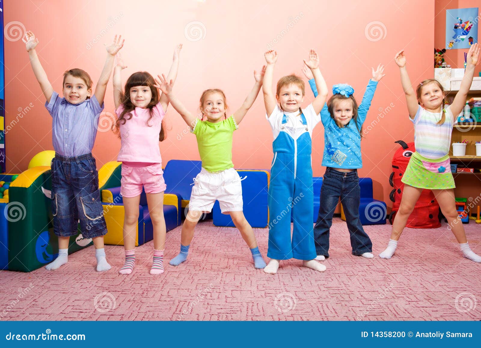 Frohe Kinder stockfoto. Bild von leder, nett, grundlegend - 14358200