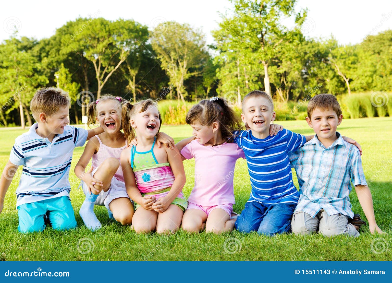 Frohe Kinder stockbild. Bild von gruppe, lachen, zeile - 15511143