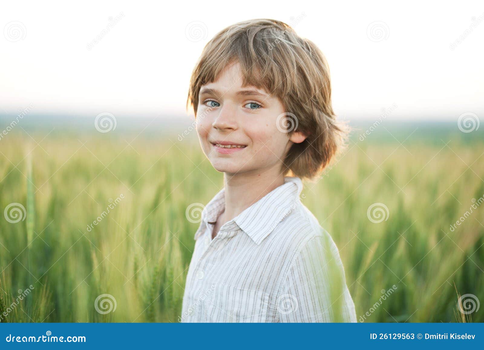 Froher Junge Gegen Ein Weizenfeld Stockbild - Bild von unmündigkeit ...