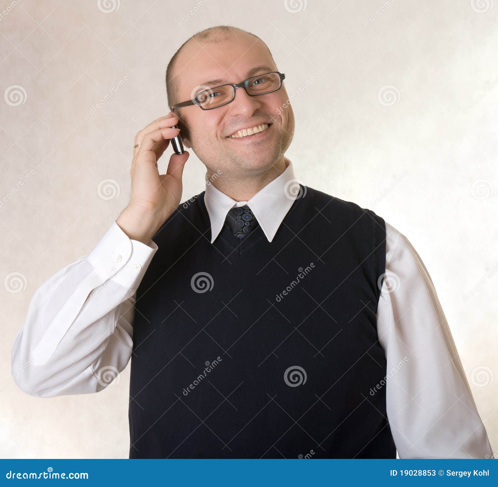 Froher Mann, Der am Telefon Spricht Stockbild - Bild von erwachsene ...