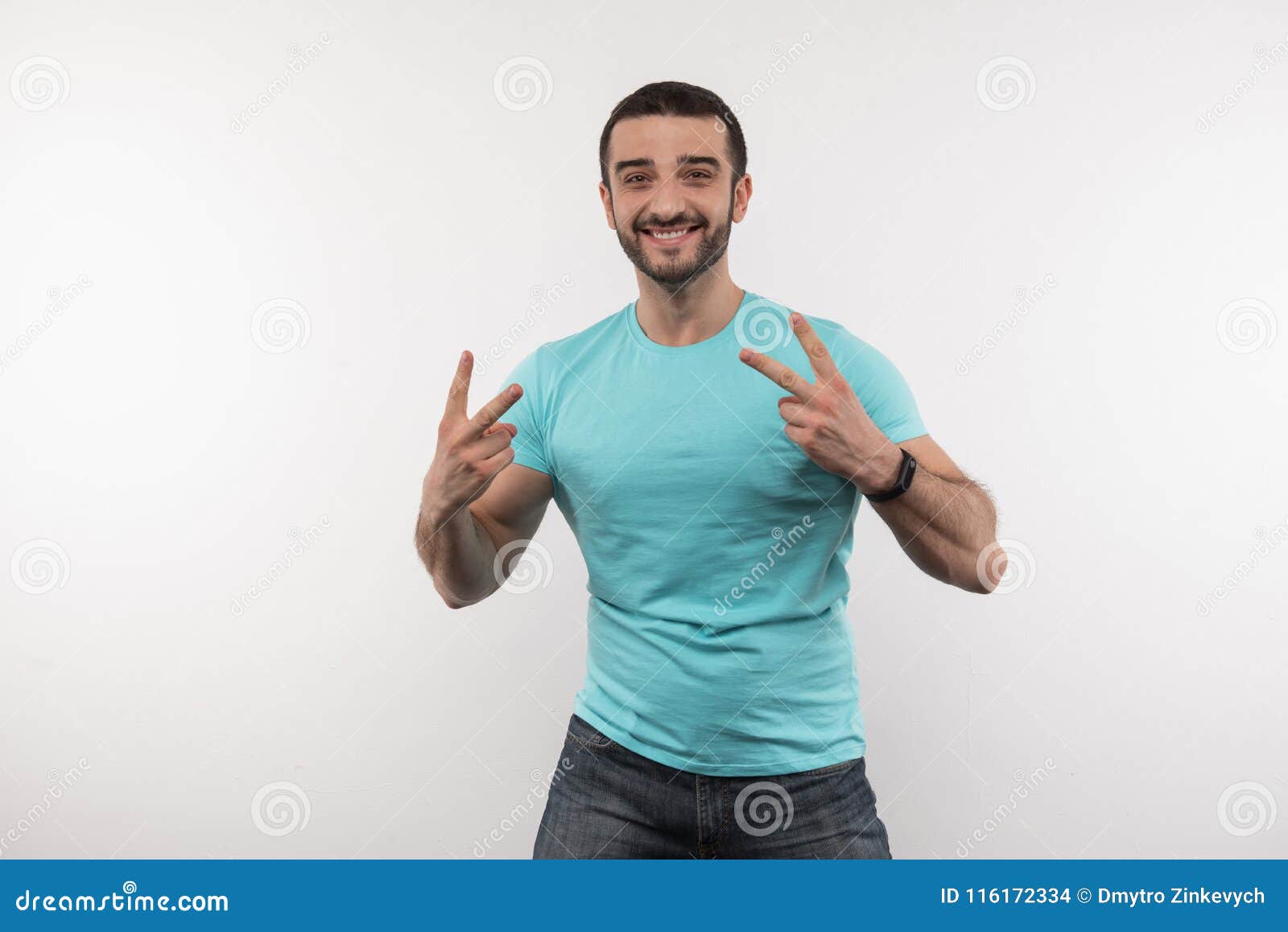 Froher Positiver Mann, Der V-Zeichen Zeigt Stockfoto - Bild von gesten ...