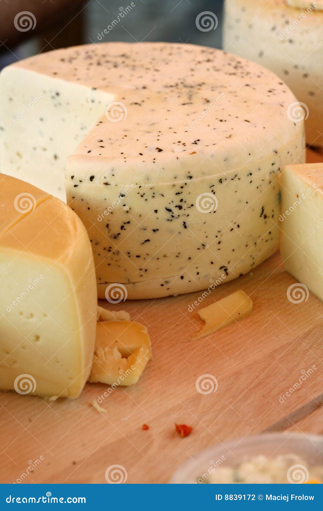 Fromage au marché photo stock. Image du laiterie, saveur - 8839172