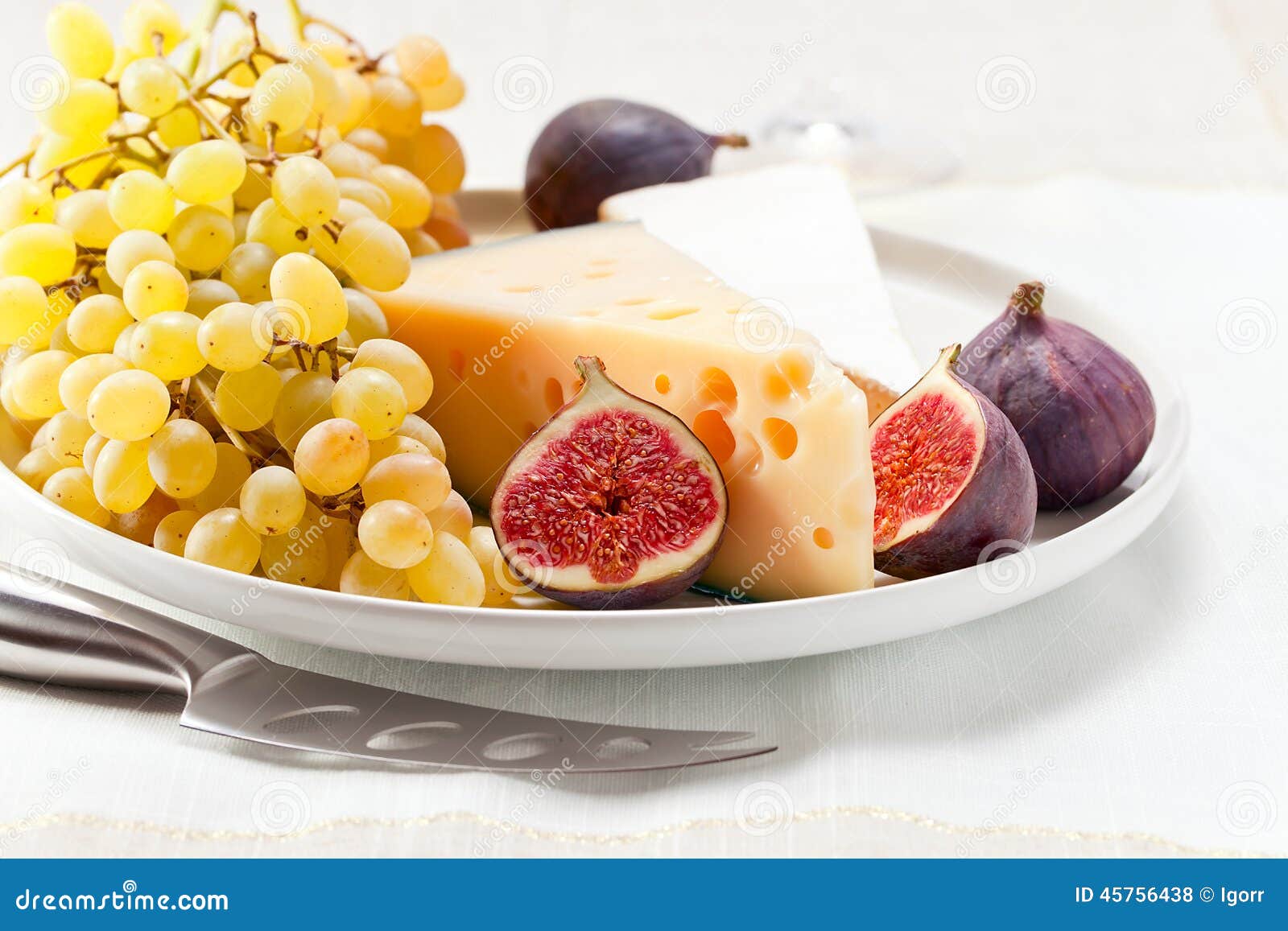 Fromage avec des fruits photo stock. Image du organique - 45756438