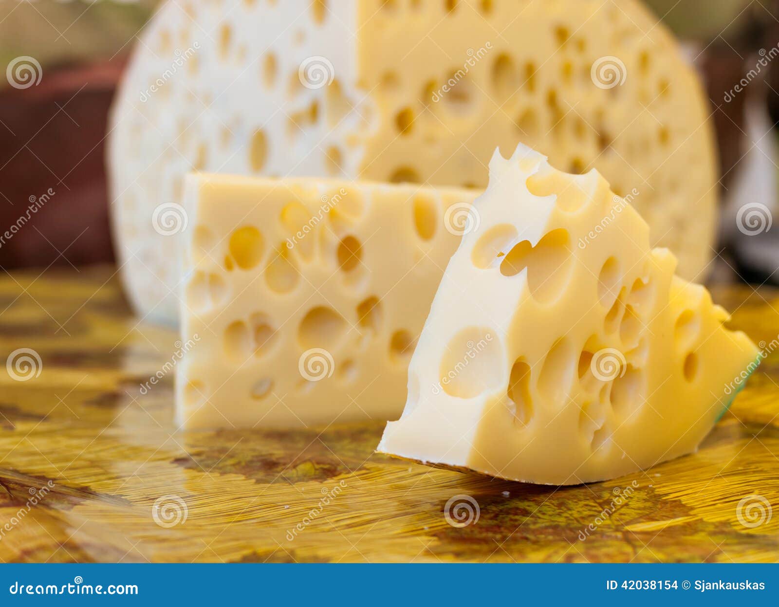 Fromage de Maasdam photo stock. Image du fromage, lait - 42038154