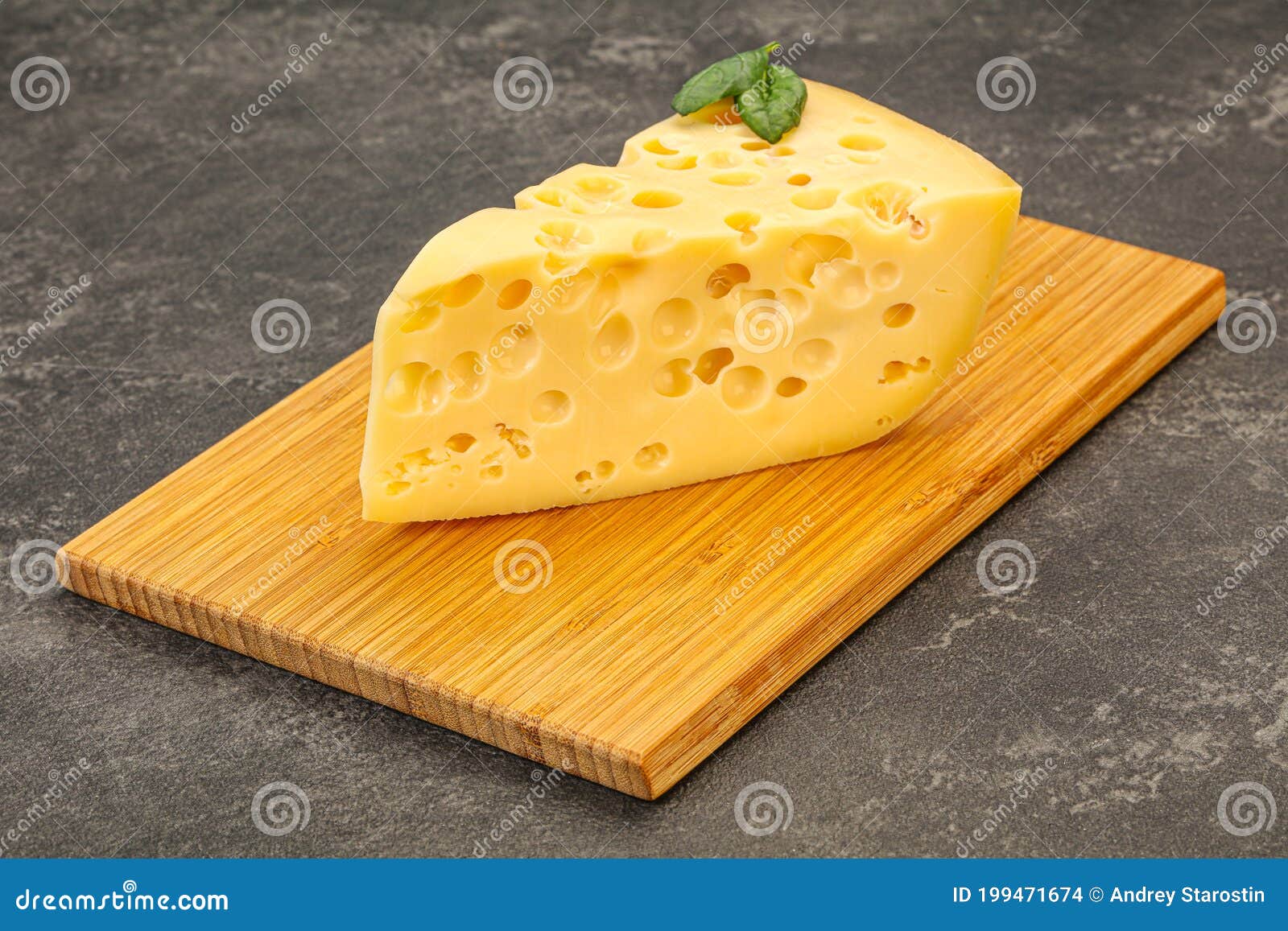 Fromage De Maasdam- Triangle Jaune Avec Des Trous Photo stock - Image ...