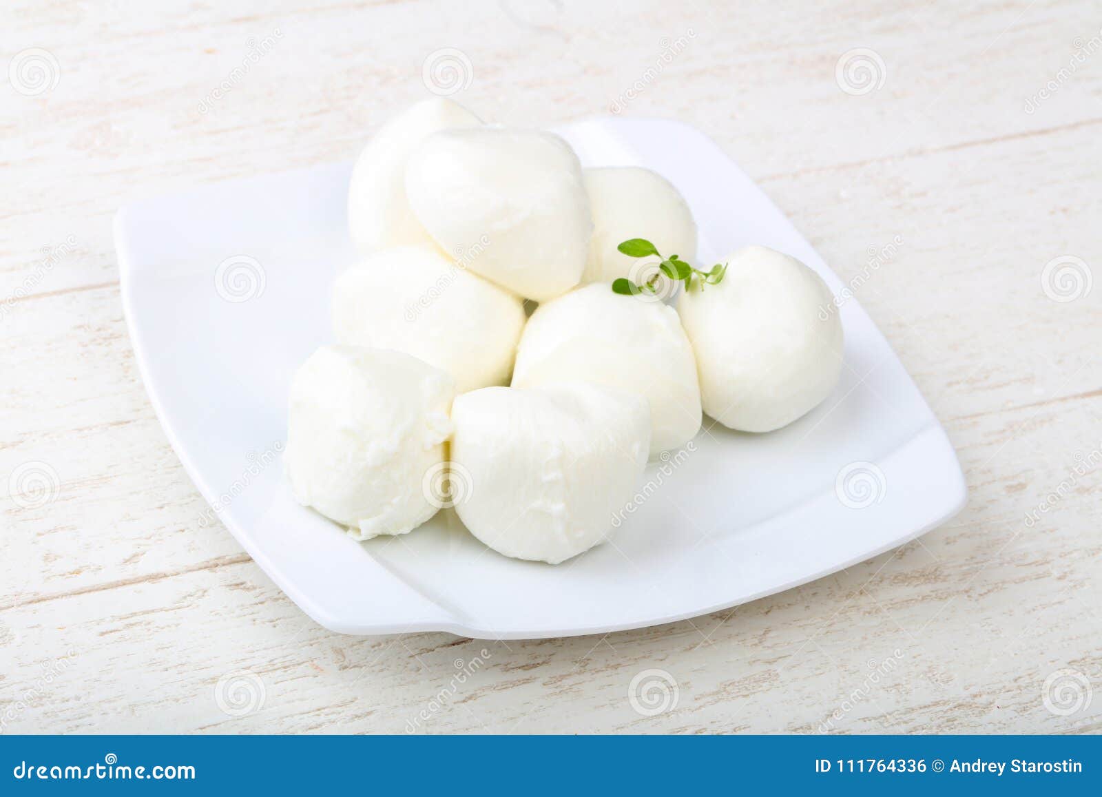Fromage de mozzarella photo stock. Image of fermer, buffle - 111764336