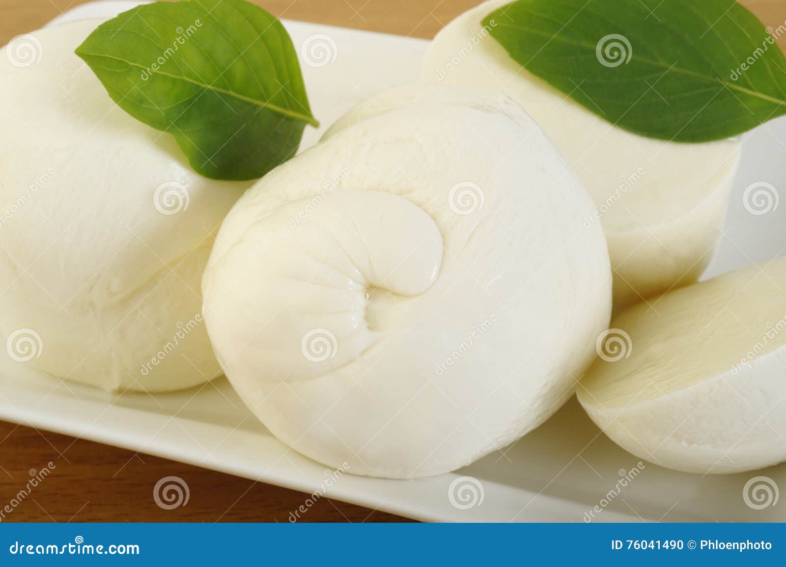 Fromage De Mozzarella Avec Le Basilic Photo stock - Image du végétarien ...