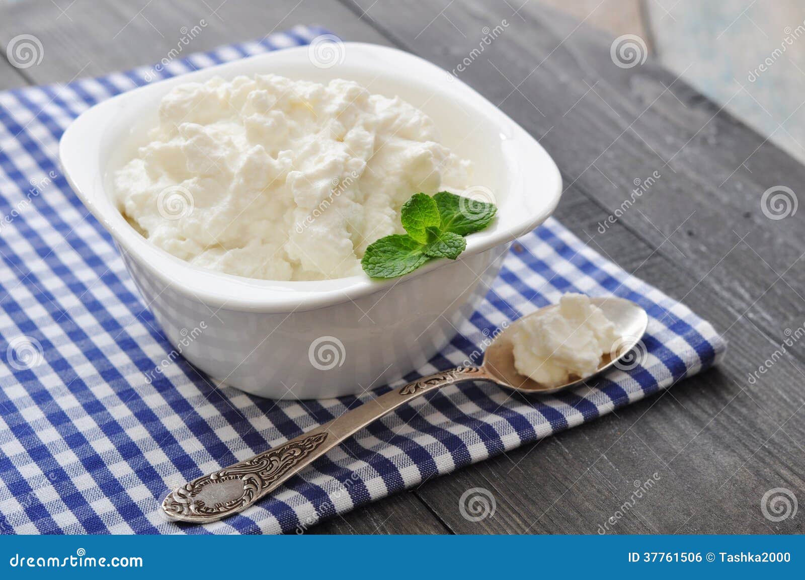 Fromage de Ricotta photo stock. Image du inférieur, blanc - 37761506