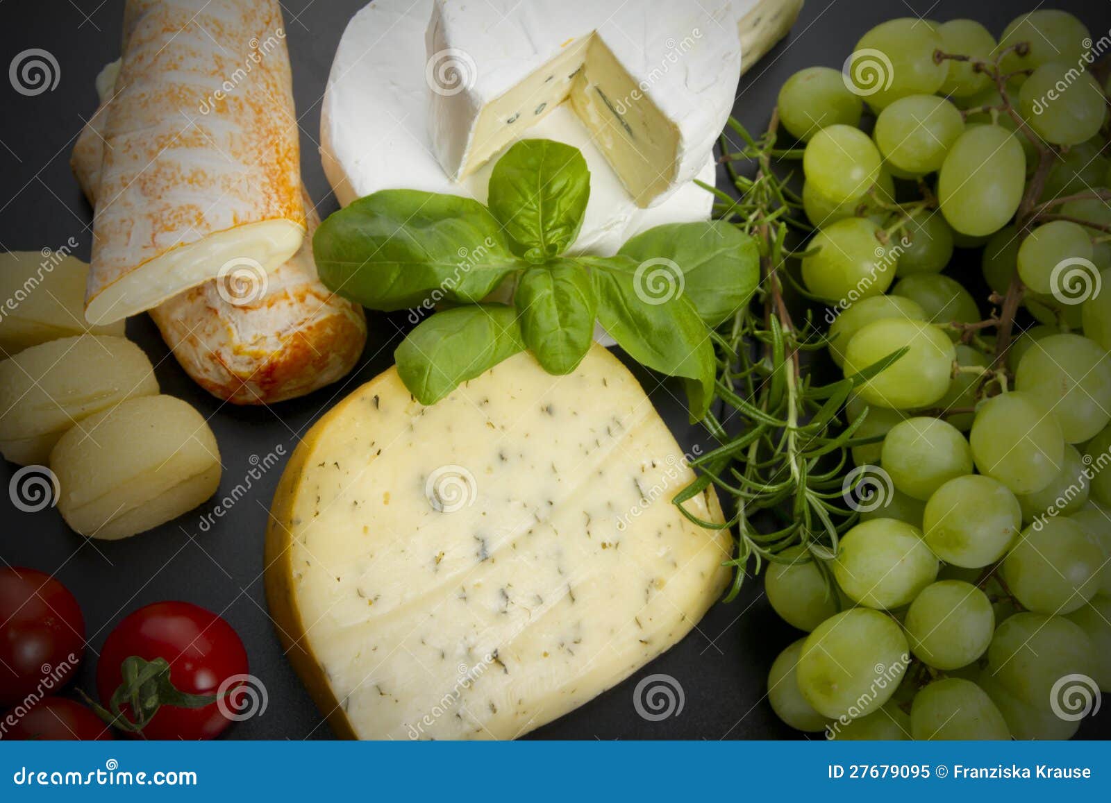 Fromage et fruits image stock. Image du épices, rouge - 27679095