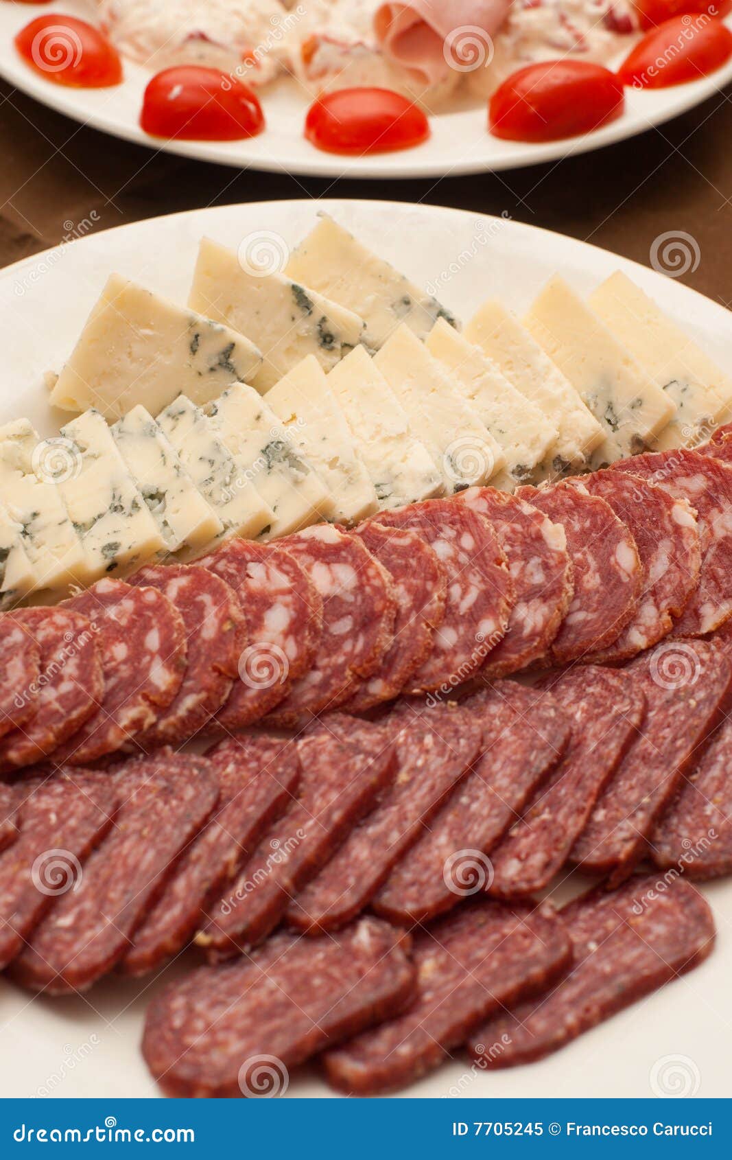 Fromage et salamy italiens image stock. Image du gourmet - 7705245