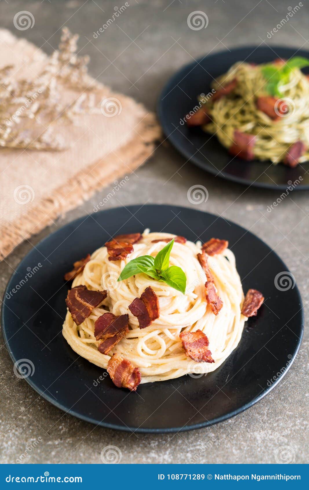 Fromage Fondu De Spaghetti Avec Le Lard Image stock - Image du sauce ...