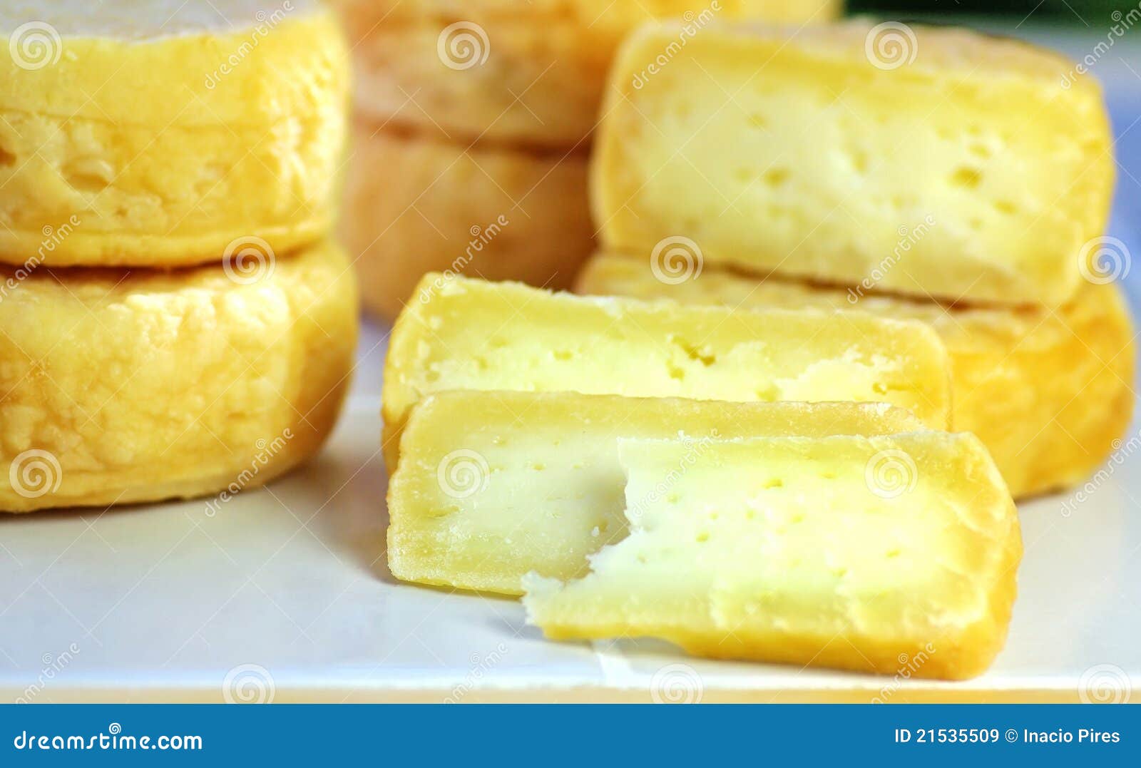 Fromage jaune des moutons image stock. Image du pile - 21535509