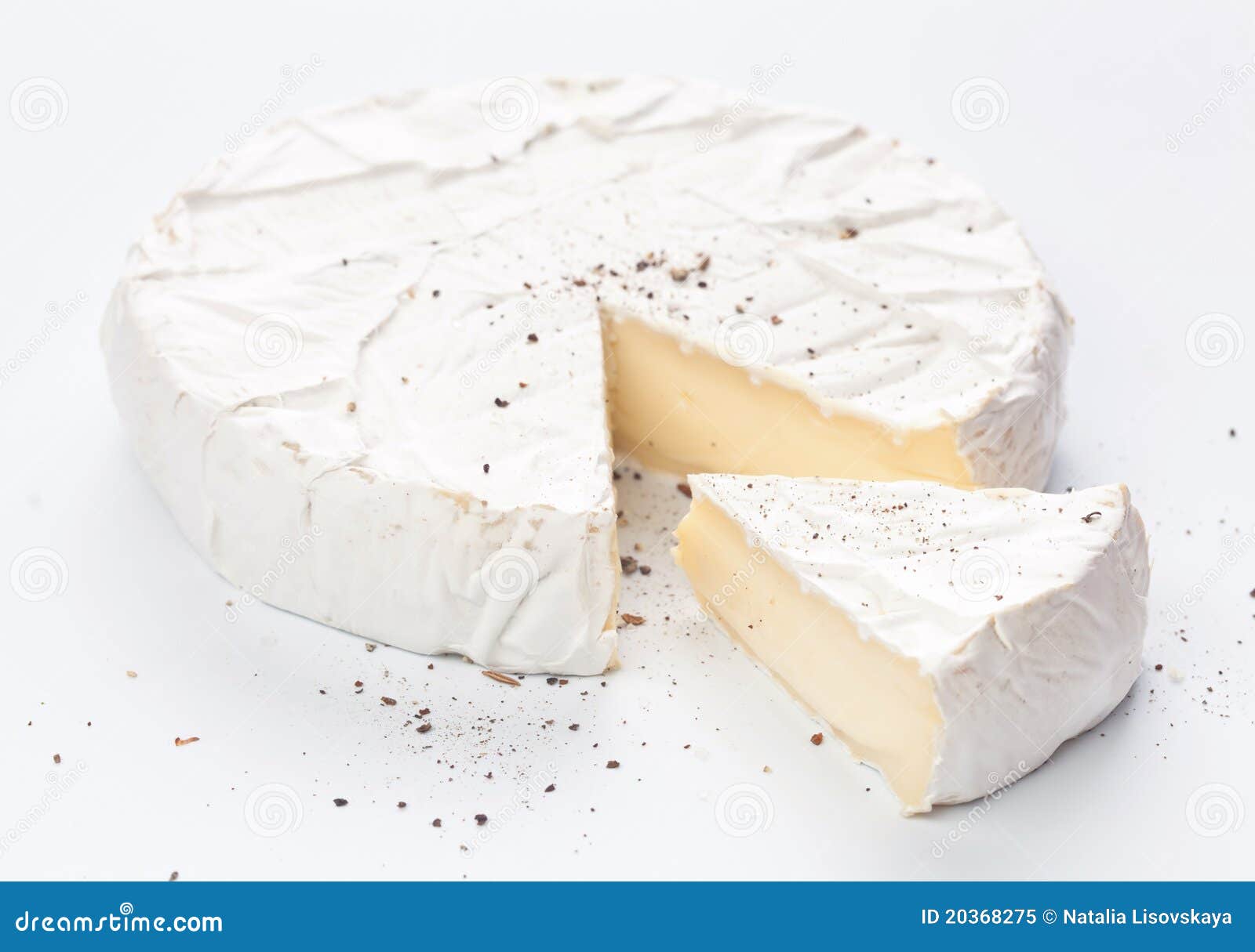 Fromage mou rond de brie image stock. Image du crémeux - 20368275