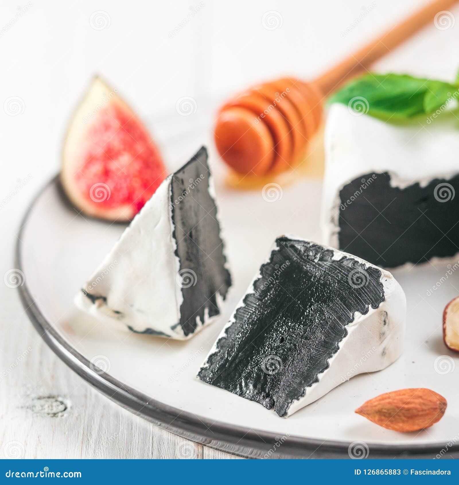 Fromage Noir Peu Commun De Camembert Avec La Rouille Blanche Image ...