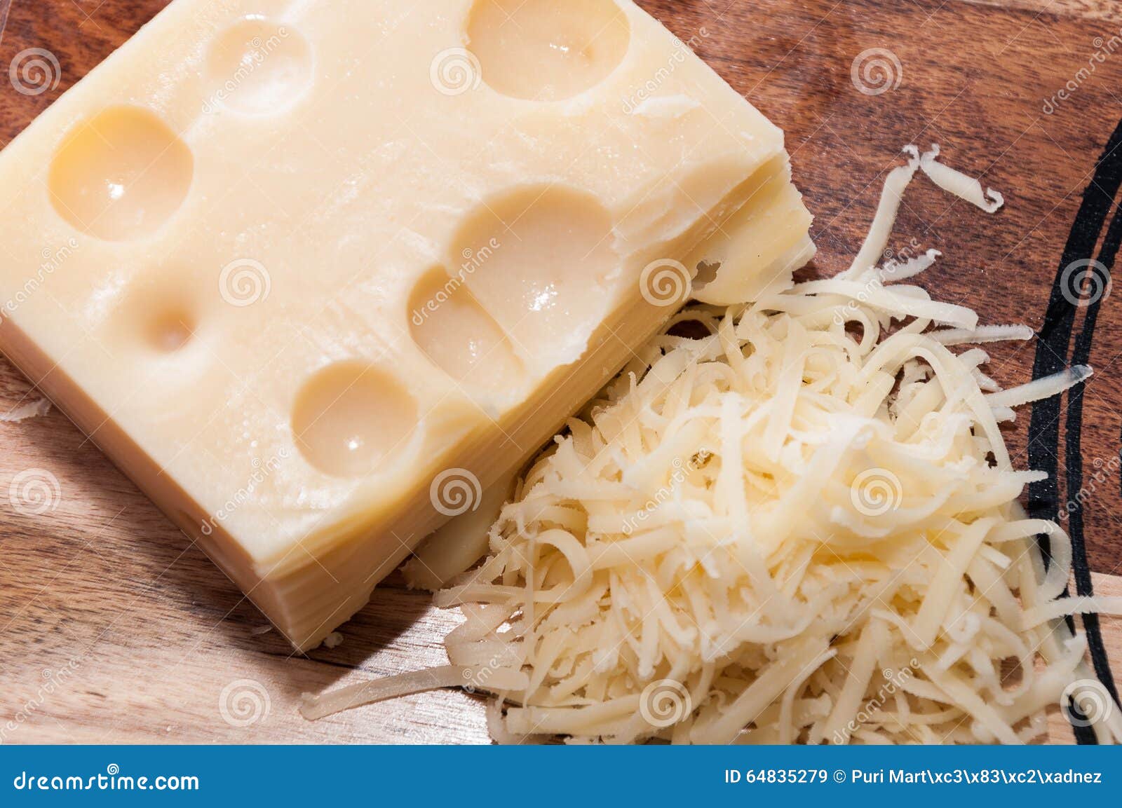 Fromage râpé d'emmental image stock. Image du suisse - 64835279