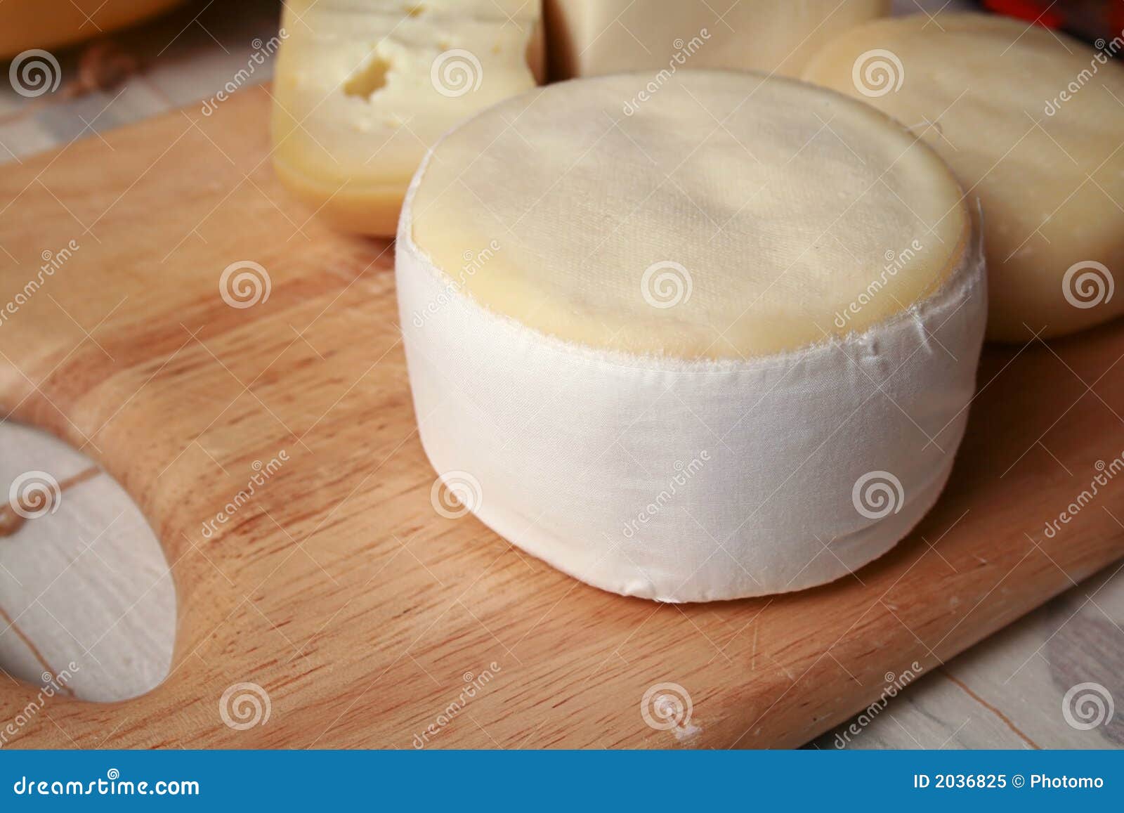 Fromage rond image stock. Image du jaune, déjeuner, fond - 2036825