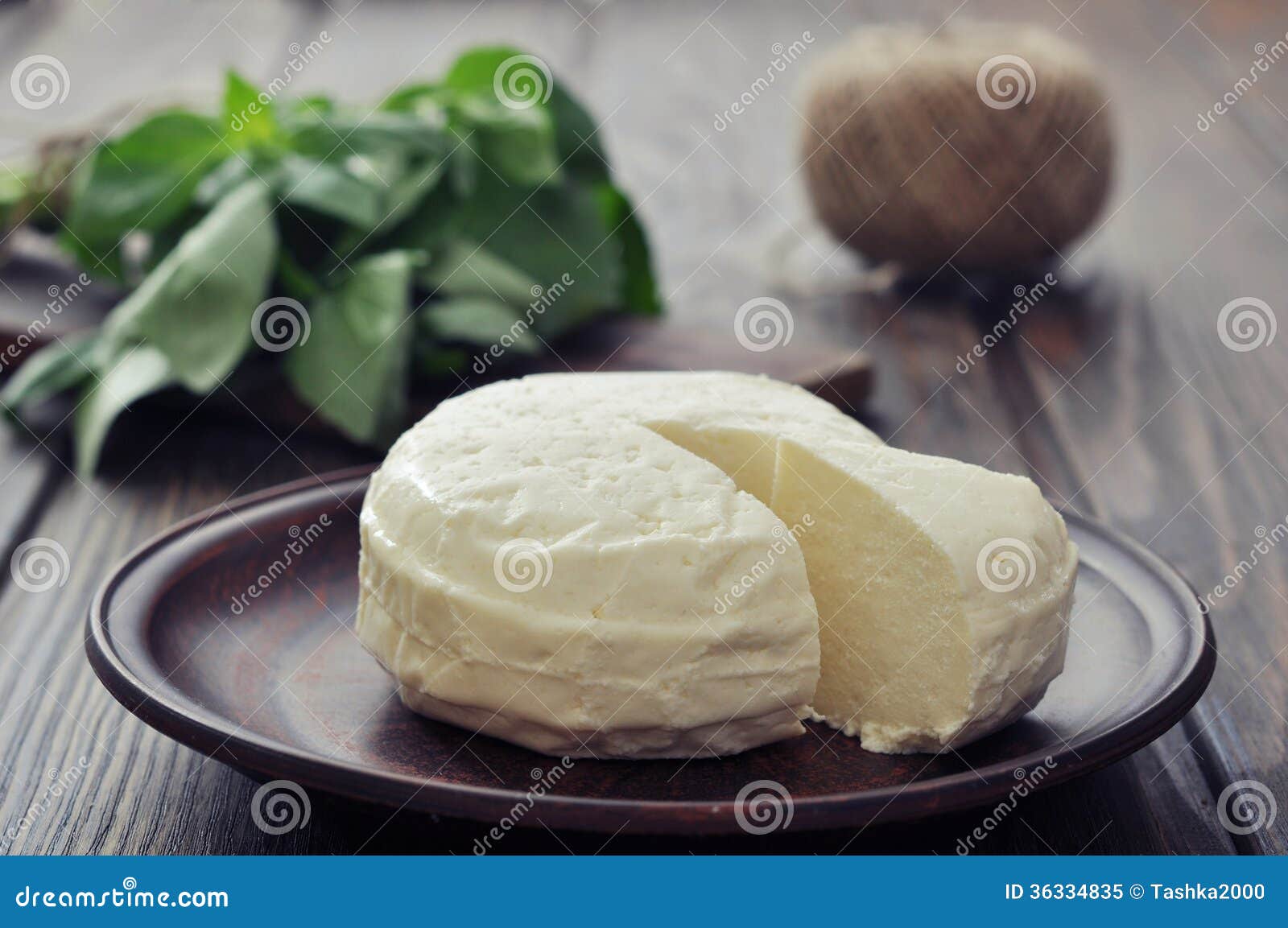 Fromage rond image stock. Image du lame, régime, fond - 36334835