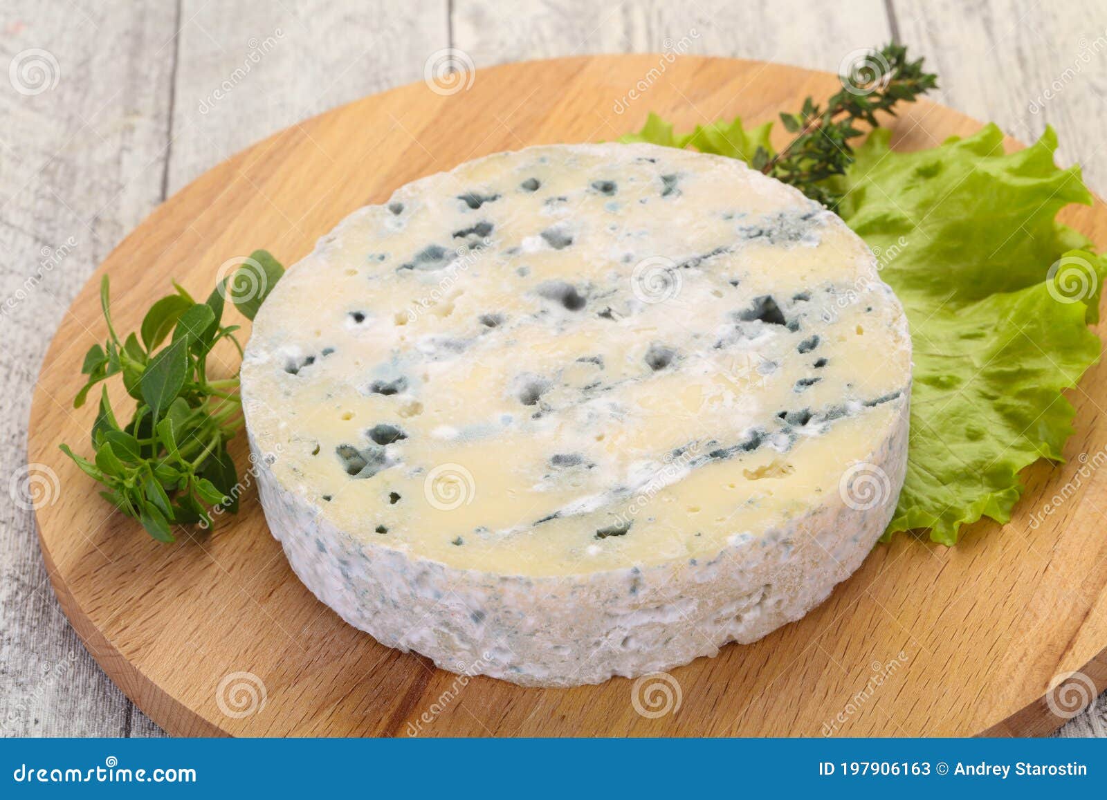 Fromage rond bleu image stock. Image du moulage, sain - 197906163