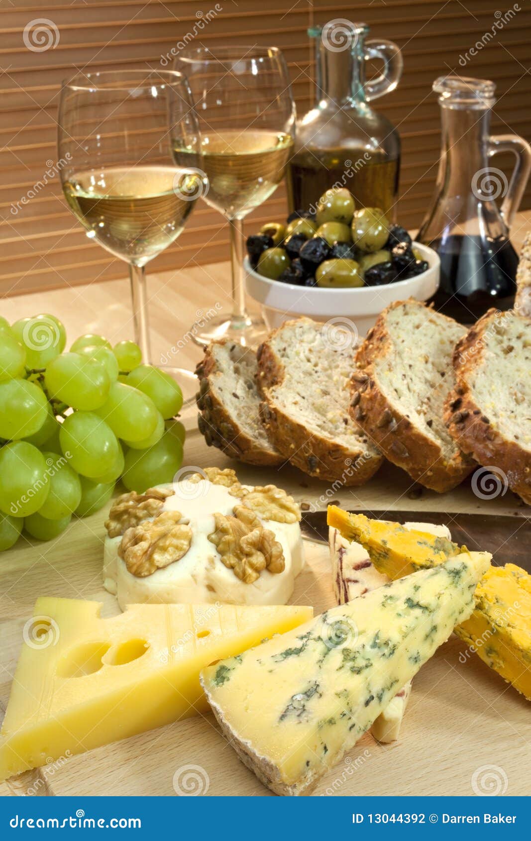 Fromage, Vin Blanc, Raisins, Olives, Pain Photo stock - Image du ...