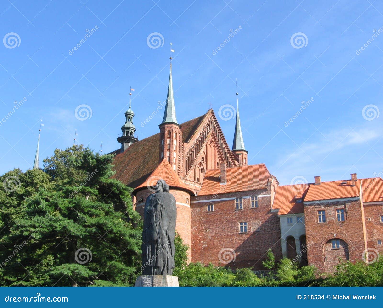 Frombork Mit Statue Von Kopernikus Stockfoto - Bild von wissenschaft ...