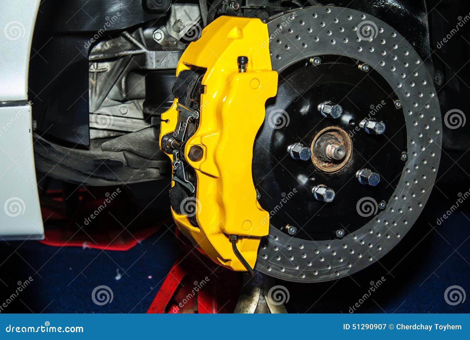 Front Disk-rem Op Een Moderne Auto Het Remsysteem Toont Echt Stock ...