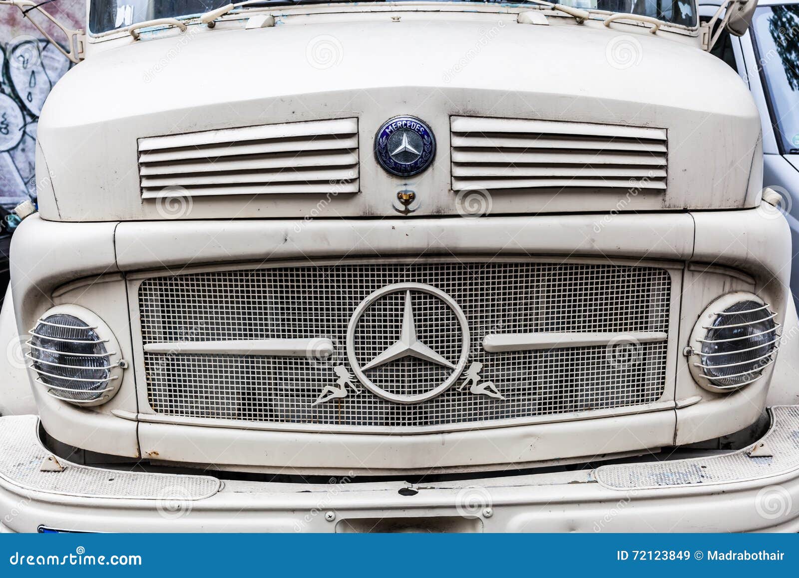 Front Eines Klassischen Mercedes Benz-LKWs Redaktionelles Stockbild ...