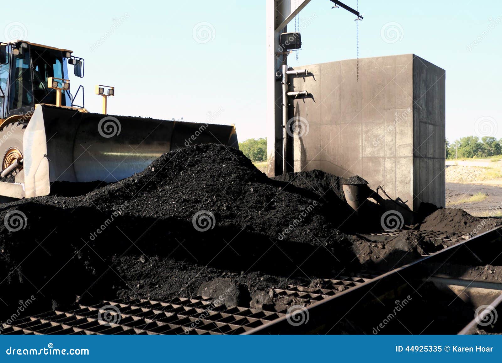 Front End Loader Pushing Coal En El Pulverizador Imagen de archivo ...