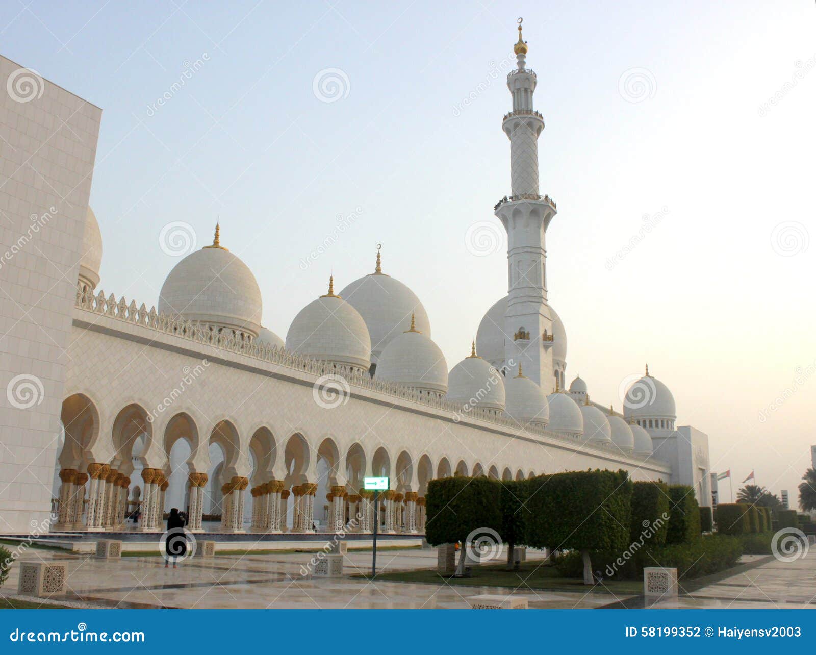 Front and Entrance of the Sheikh Zayed Mosque Stock Photo - Image of ...