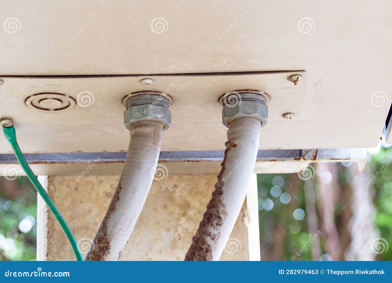 Front Network Electric Cable with Metal Flex Pipe Connected Under To ...