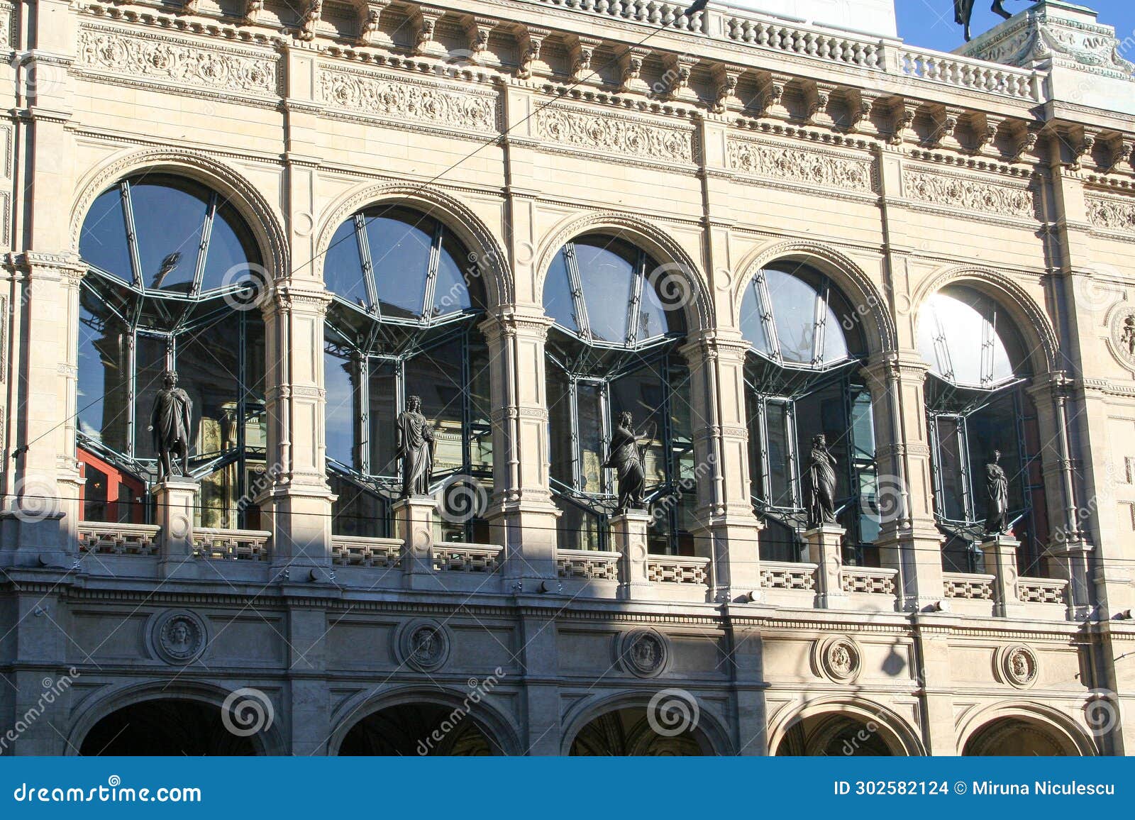 Front of the Opera House, Vienna, Austria Editorial Stock Image - Image ...