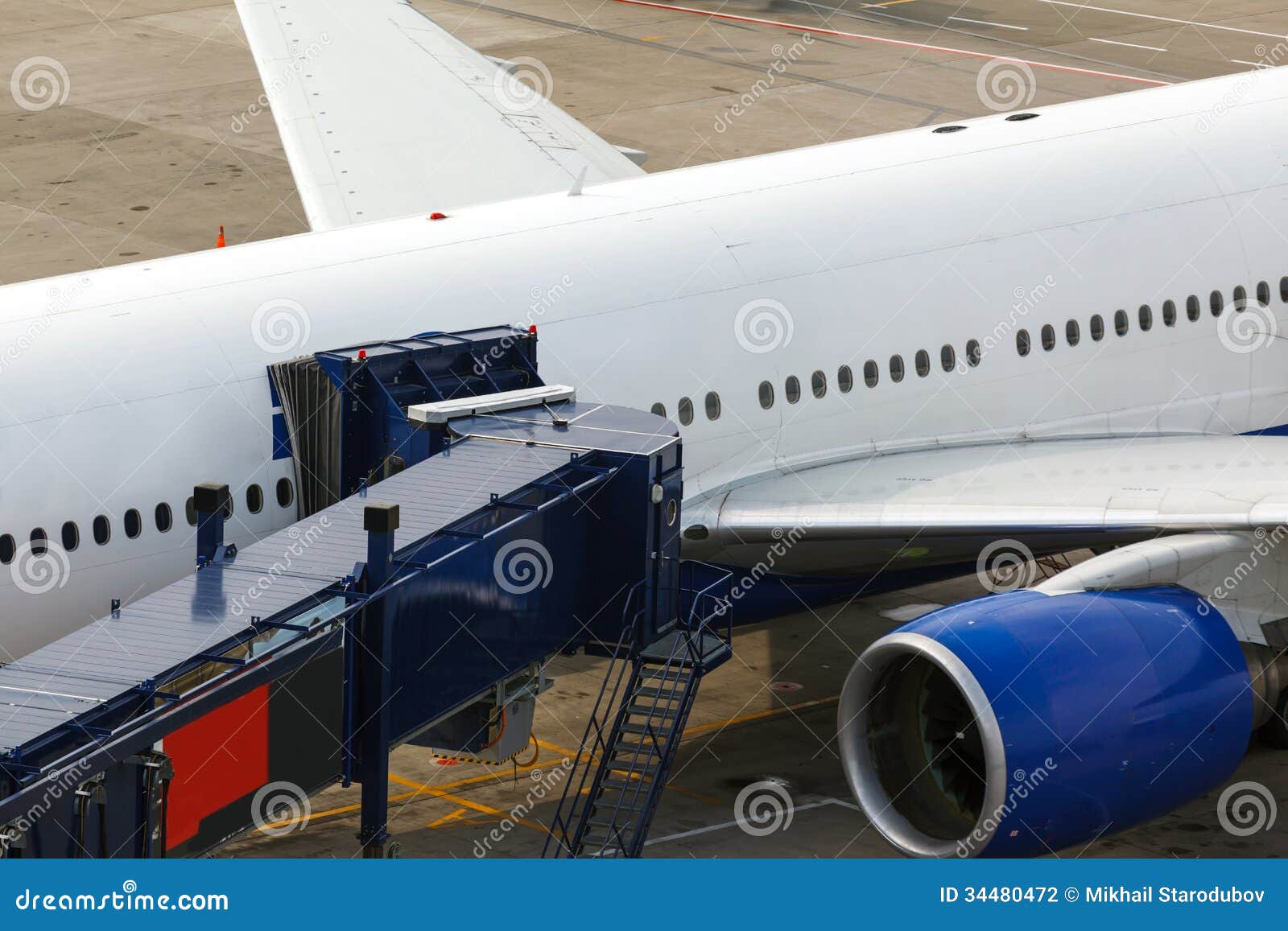 Front View of Airplane at Gate Stock Photo - Image of arrival, craft ...