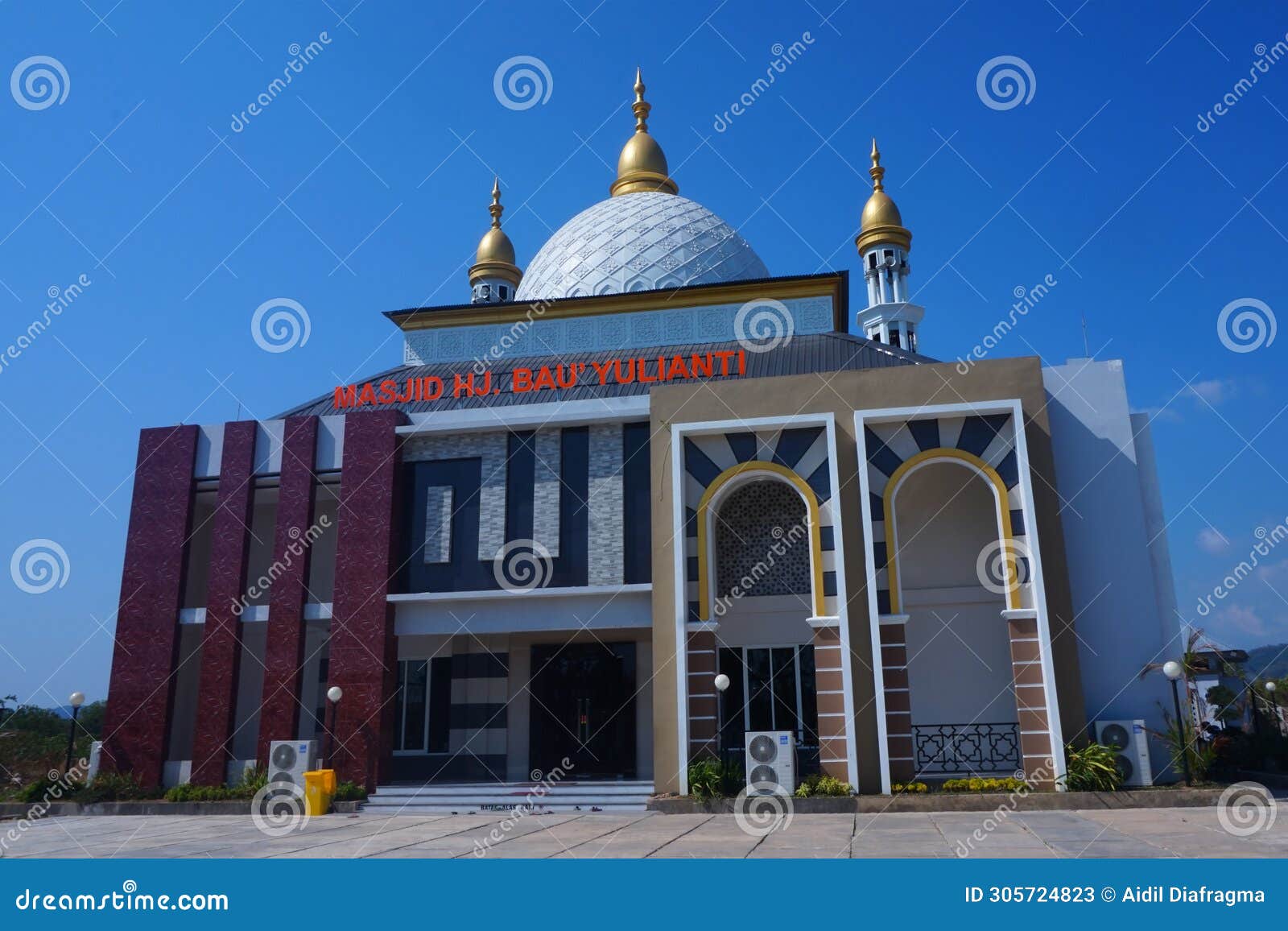 The Front View of the Luxurious Mosque Editorial Stock Photo - Image of ...