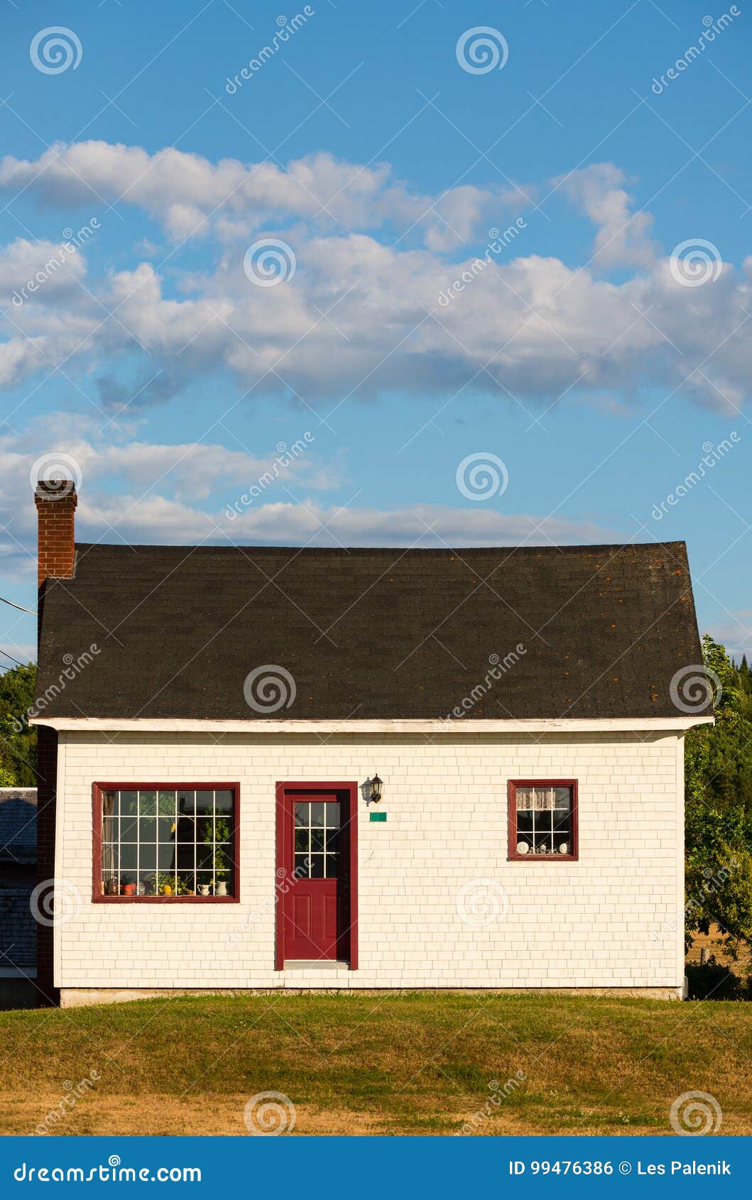 Small White House / Cottage Stock Photo - Image of view, house: 99476386