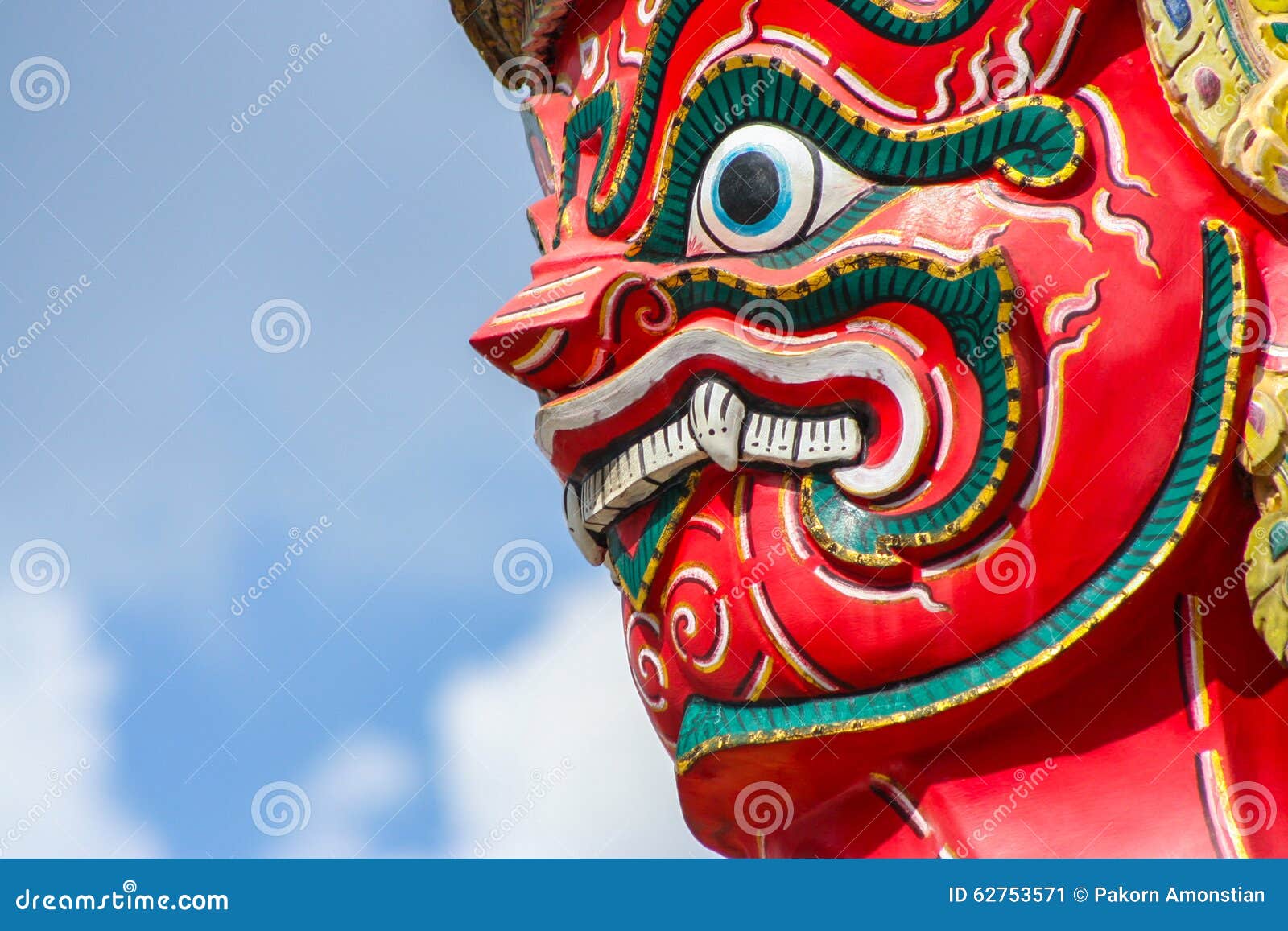 Fronte Del Guardiano Gigante Rosso Immagine Stock - Immagine di verde ...