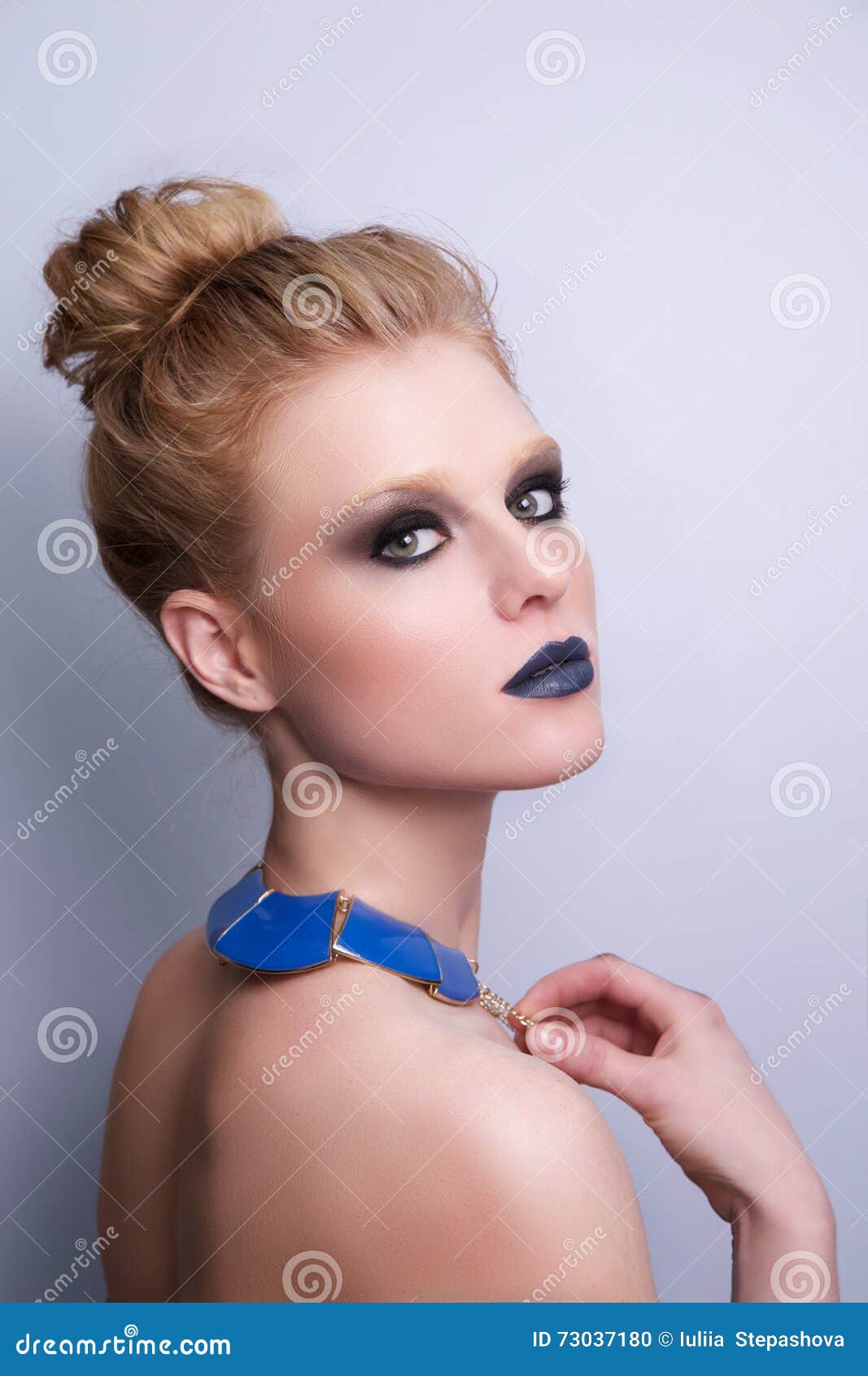 Fronte Della Donna Del Modello Di Moda Di Bellezza Fotografia Stock ...