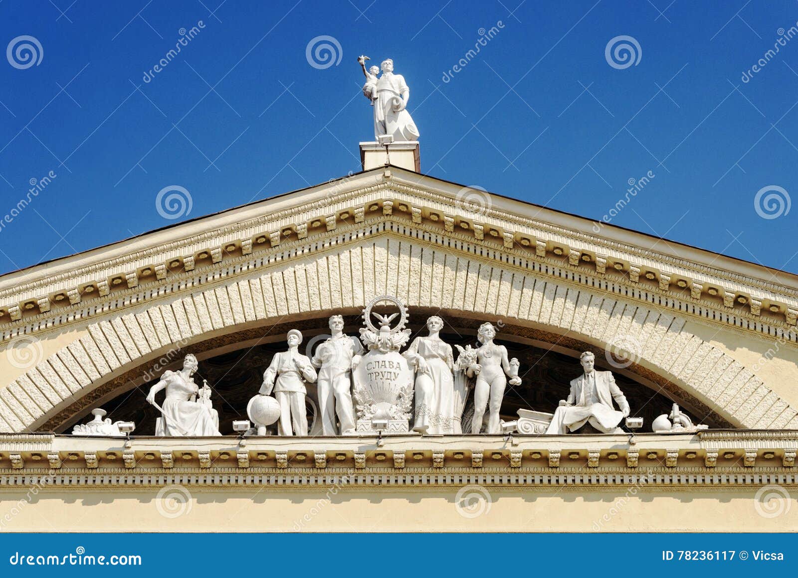 Frontone Con Le Sculture Della Gente Dall'impero Di Stalin Fotografia ...