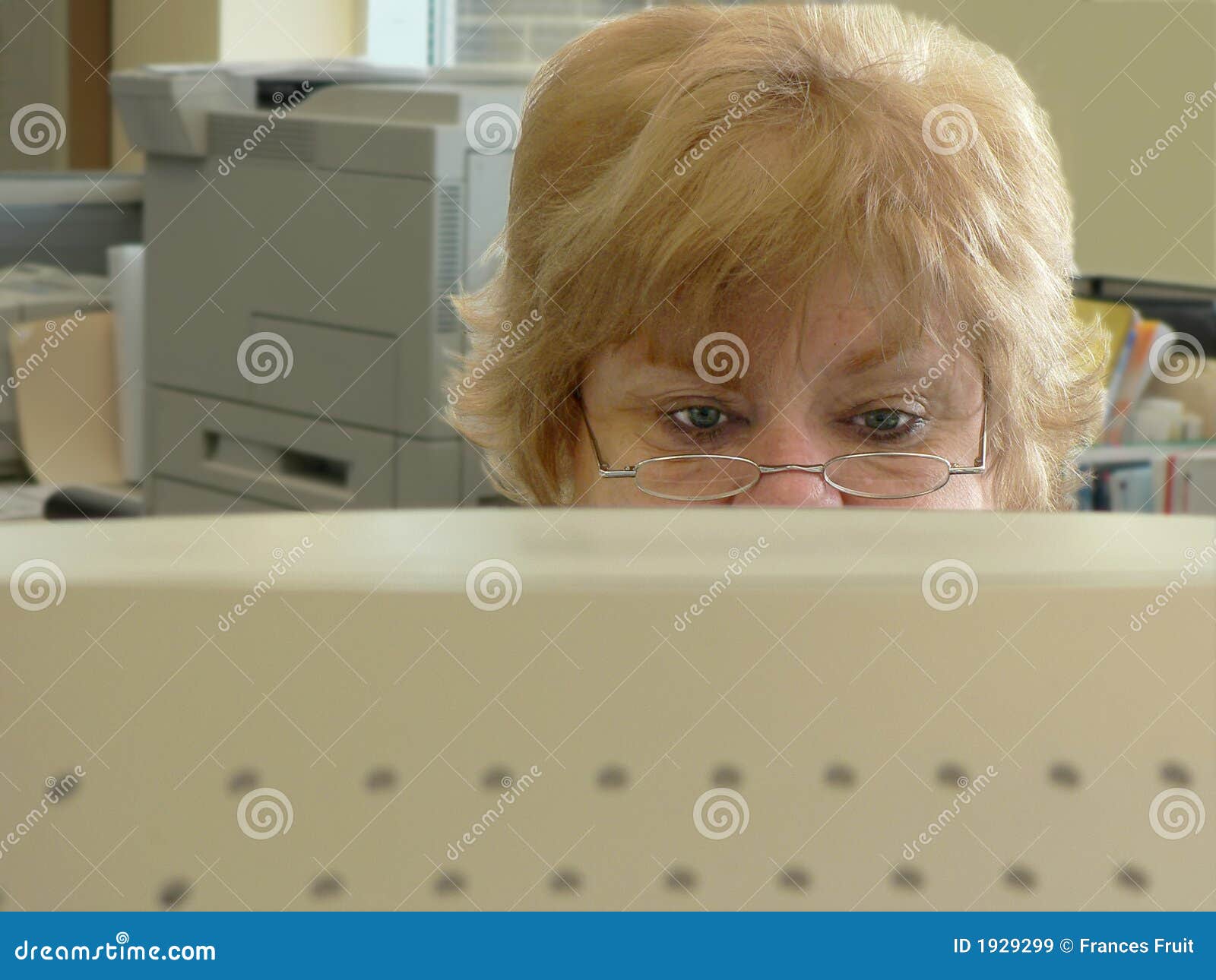 Frowning Woman Looking at Computer Stock Image - Image of people, admin ...